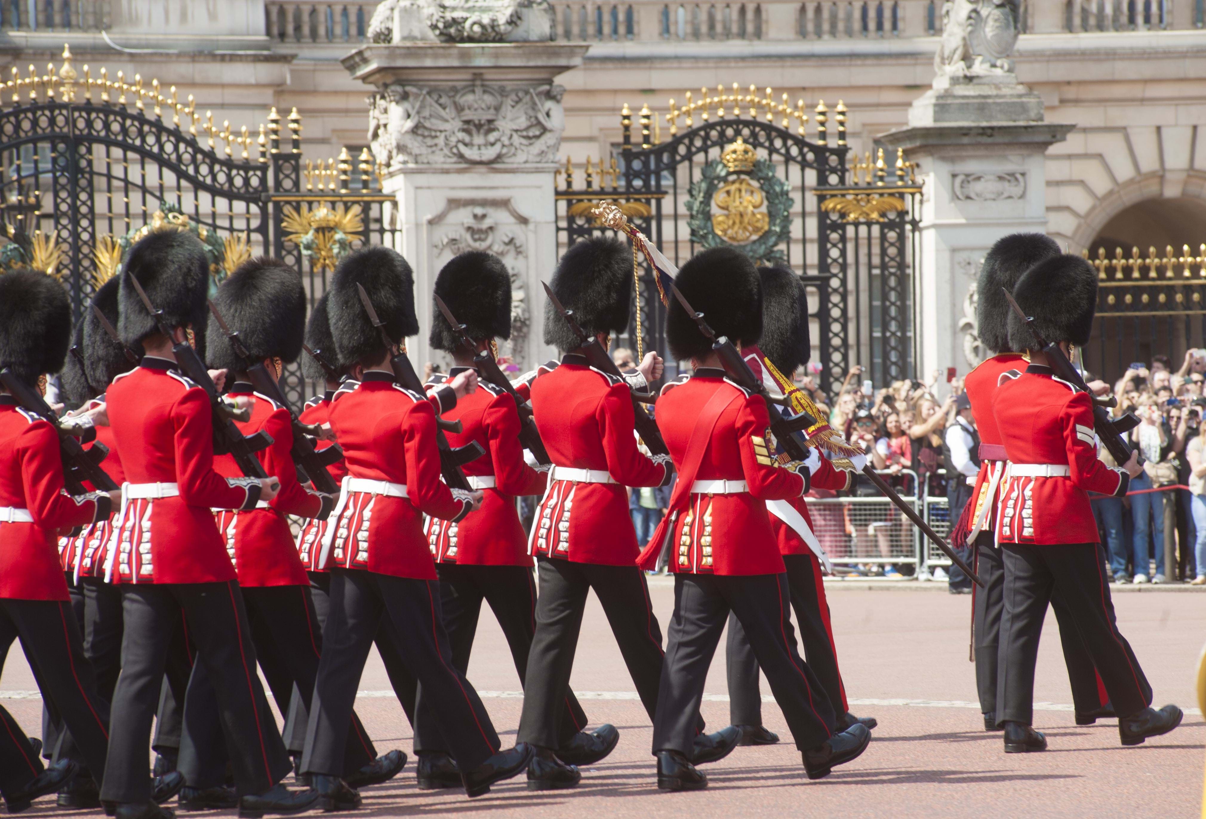 Changing of The Guard Walking Tour - Expert Guide - City Wonders