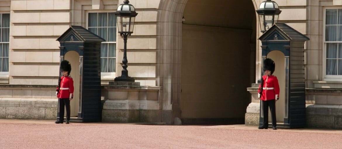 7 Royal Facts about the Queen’s Guards - City Wonders