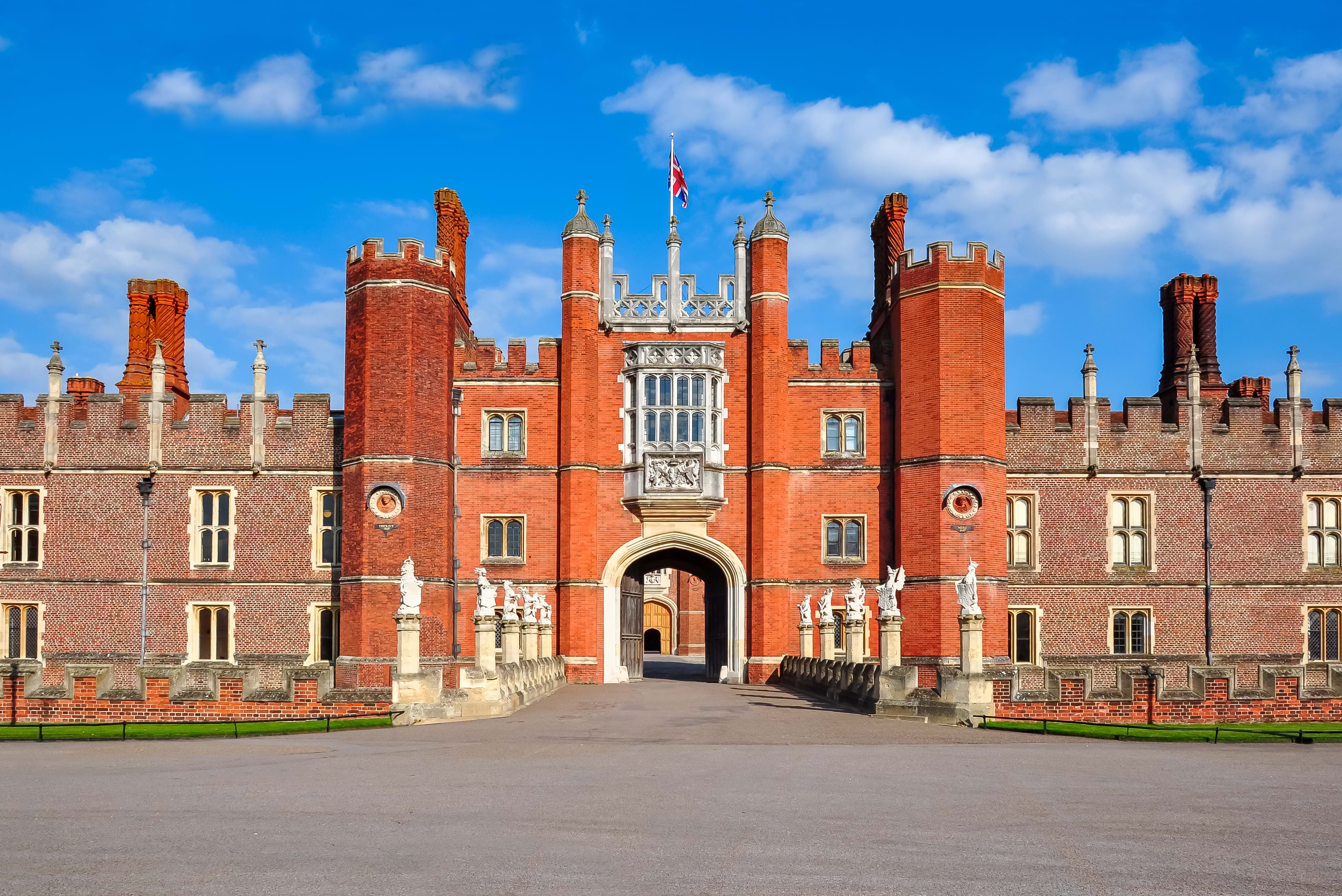 Hampton Court Palace & Gardens: Fully Guided Private Tour - City Wonders