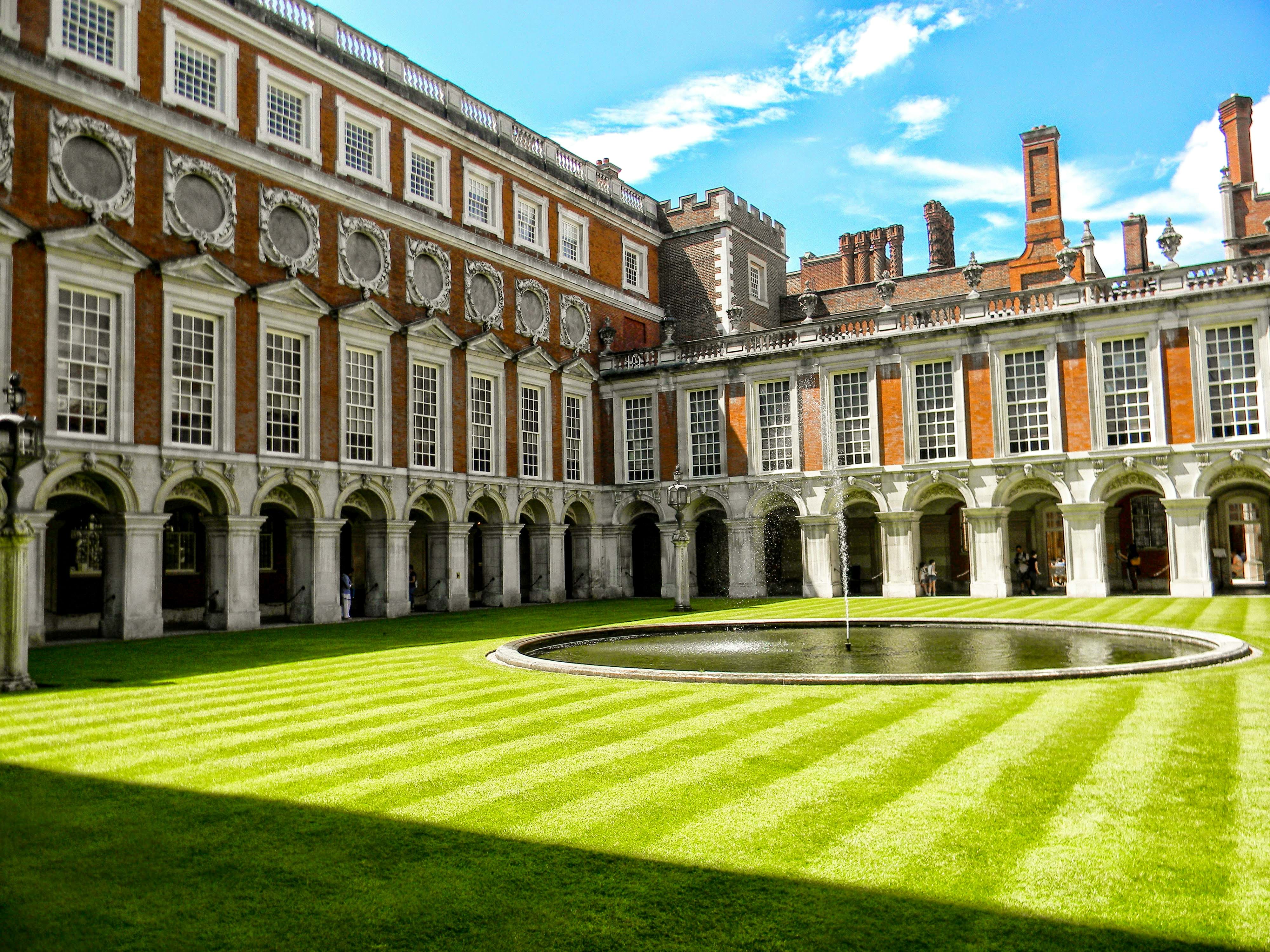 Hampton Court Palace & Gardens: Fully Guided Private Tour - City Wonders