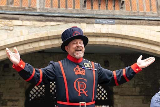 Tower of London Beefeater Tour - with Optional Meet & Greet Experience ...