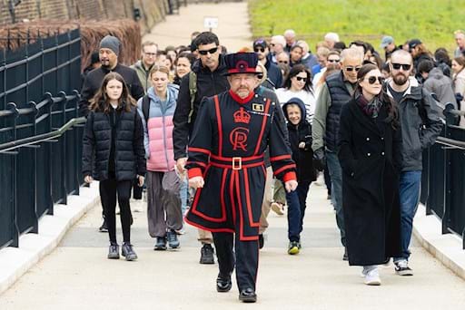 Changing of the Guard & Tower of London Guided Tour | Exclusive ...